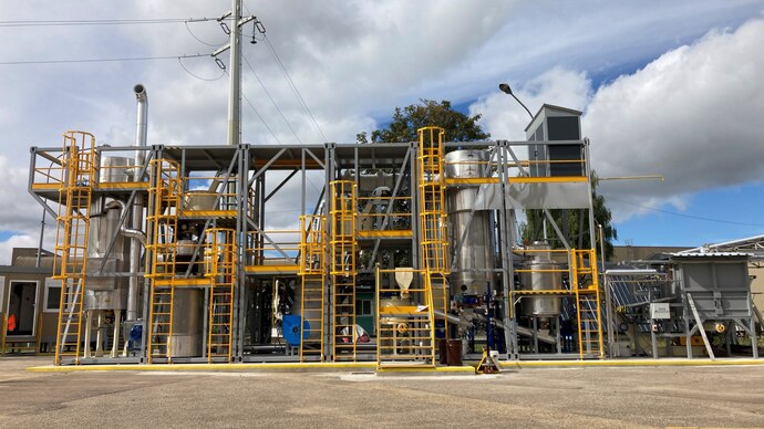 Converting paper process residuals into a valuable mineral